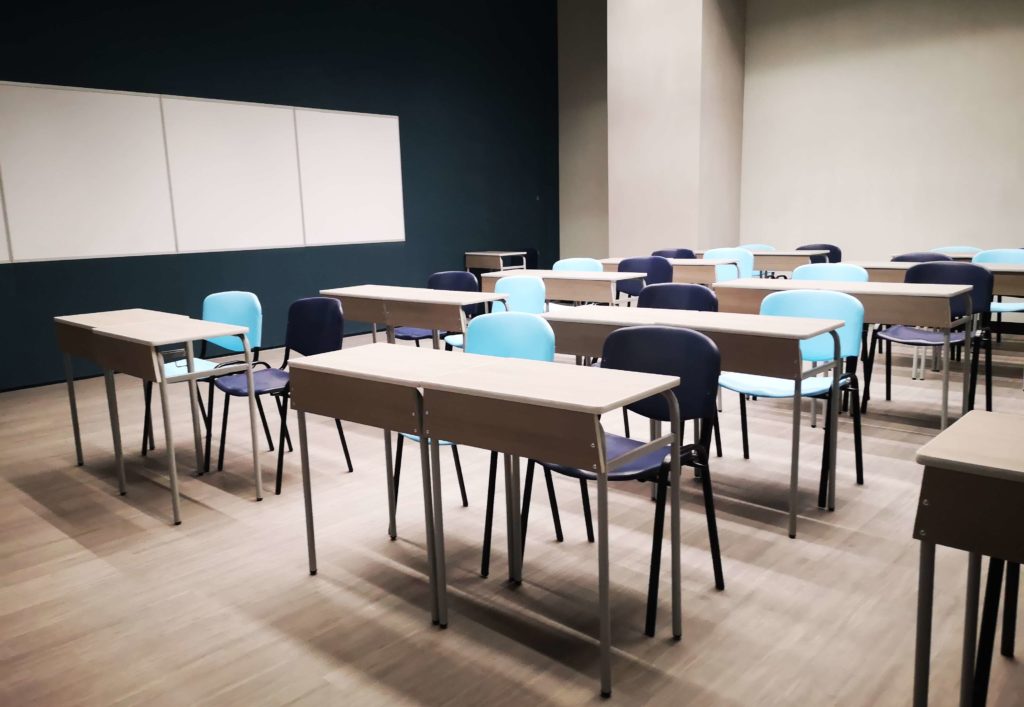 Muebles para escuelas, mesas, sillas escolares, pupitres y más.